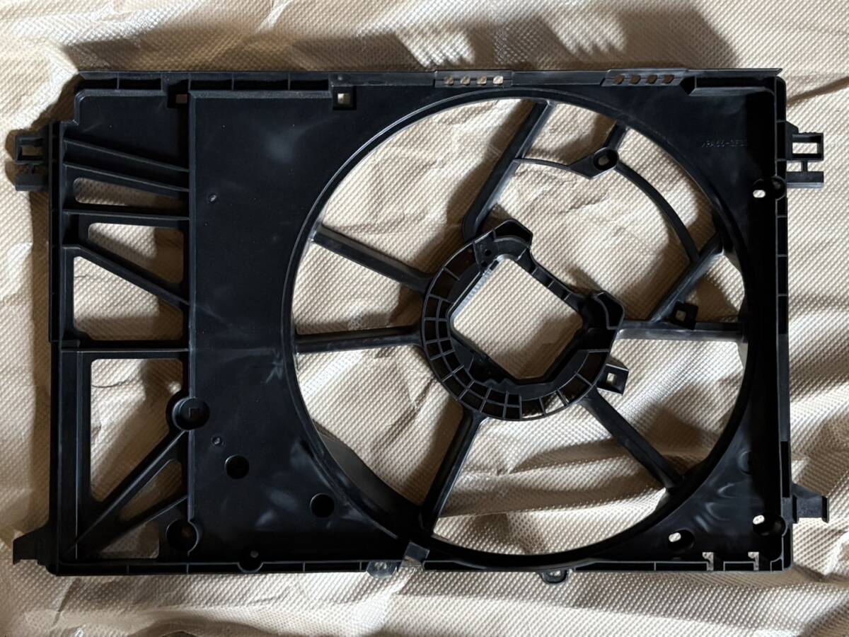 Yahoo!オークション - ZWR90 NOAH 社外新品 ファンシュラウド ZWR92/95...
