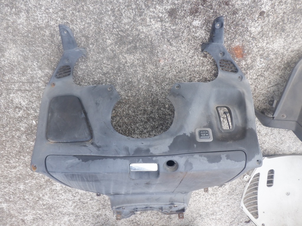 Yahoo!オークション - フォルツァ MF06 純正インナーカウル 目立つ割れ...