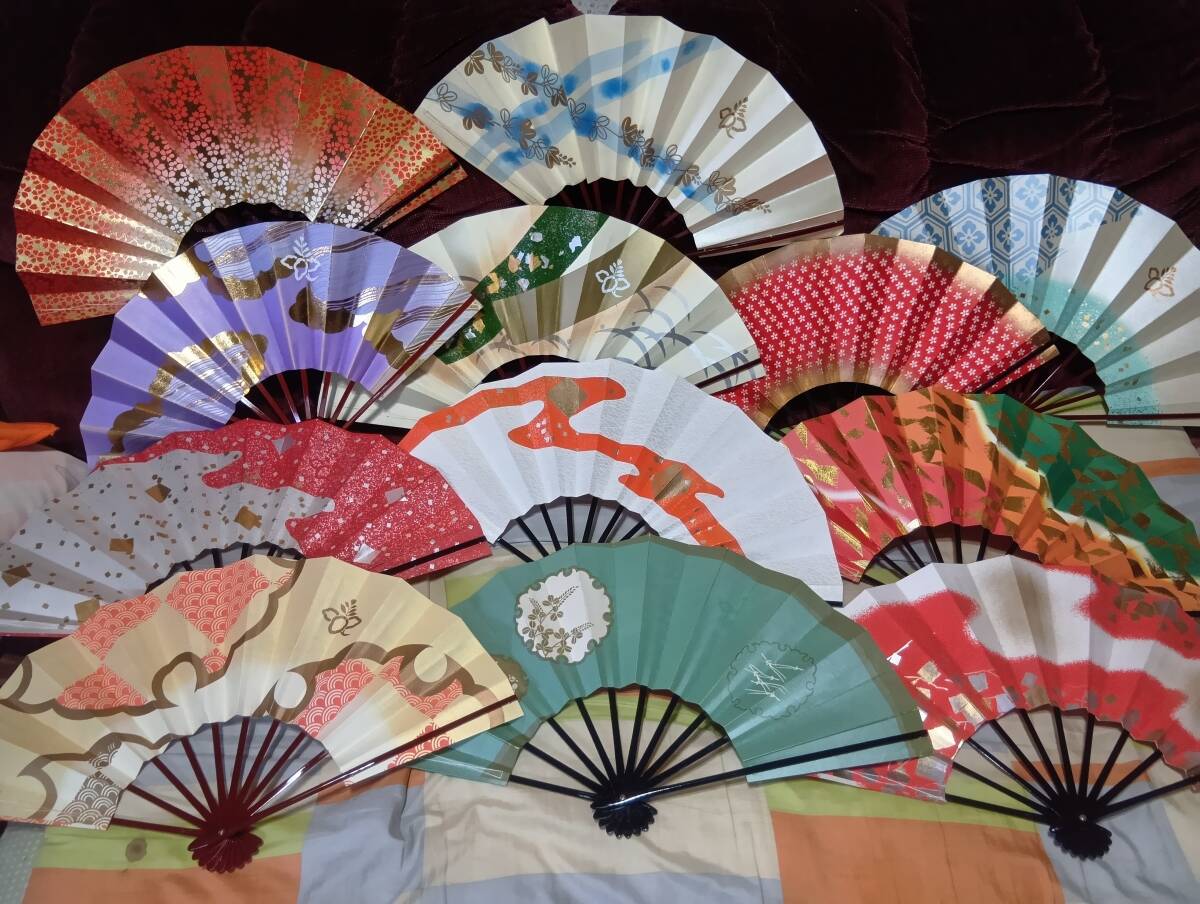 舞い扇 29cm 12本まとめて 黒漆骨赤漆骨 飾り扇 和装小物 日本舞踊 舞台扇子 踊り扇子 表千家(中古)のオークション落札情報