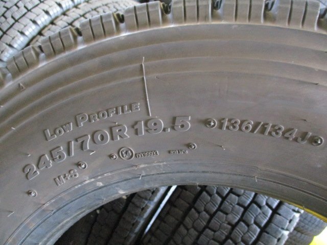 Yahoo!オークション - F571 中古タイヤ スタッドレス 2022年 245/70R19...