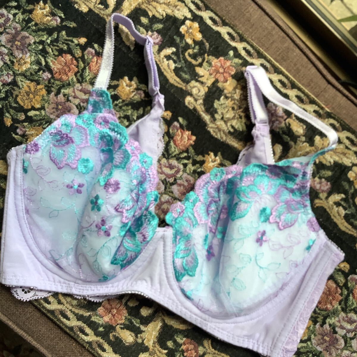 Yahoo!オークション - ブラジャー 新品 花模様刺繍 レース サイズD70 ...