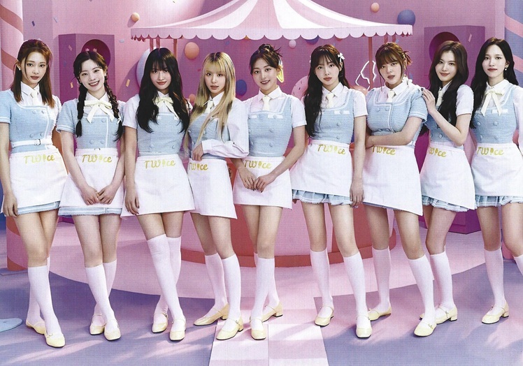 Yahoo!オークション - New TWICE/トゥワイス 写真付【A4ポスター10枚...