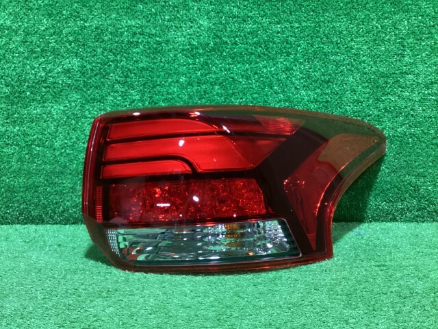 Yahoo!オークション - アウトランダー DLA-GG2W 右テールランプ PHEV 2...