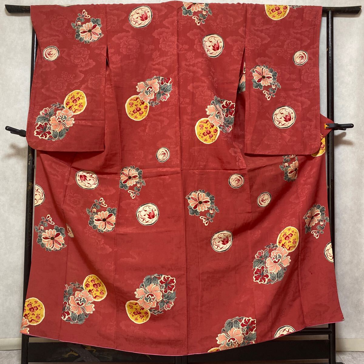 Yahoo!オークション - アンティーク 着物 赤 花 バチ襟 正絹 昭和レト...