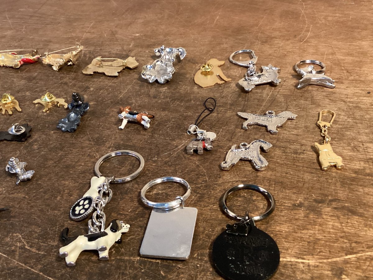 Yahoo!オークション - AB-0143 送料込 犬 キーホルダー ピンバッジ ブ...