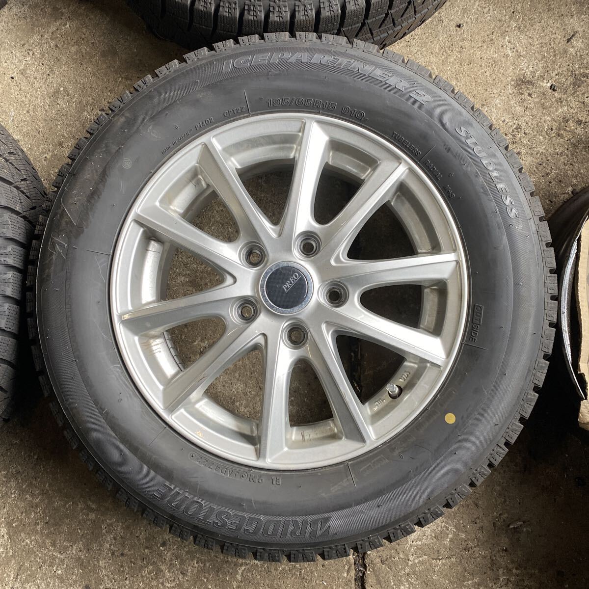 Yahoo!オークション - 【超バリ溝 】2022年製 スタッドレスタイヤ 4本...