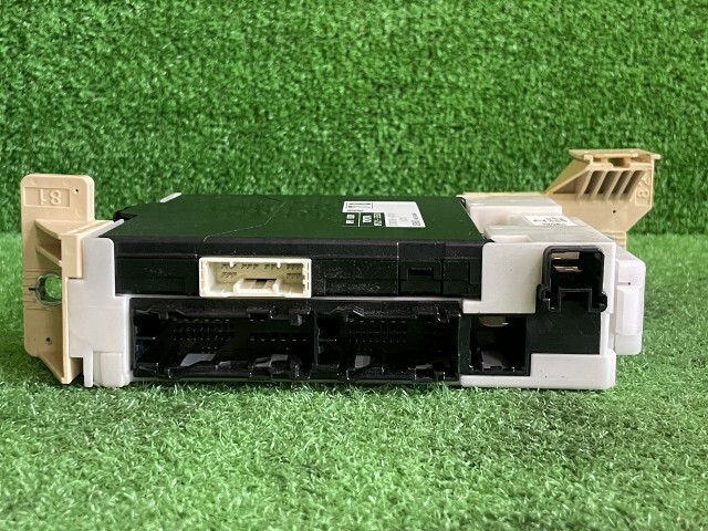 Yahoo!オークション - 50606 H29年 DAA-NHP170G シエンタ HV MPXボディ...