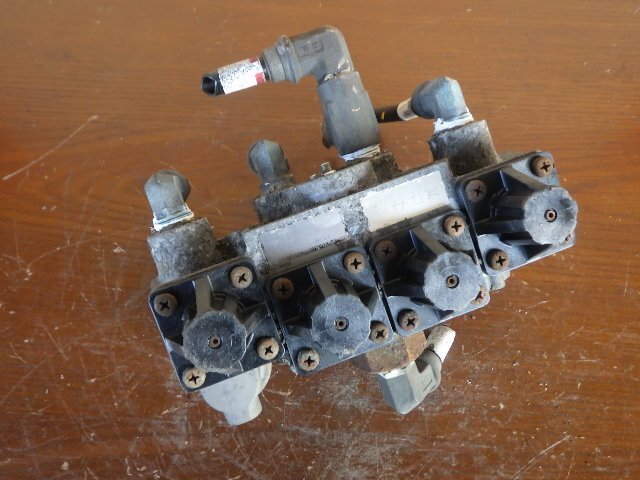 Yahoo!オークション - r695-32 日産 UD トラックス クオン エアーバル...