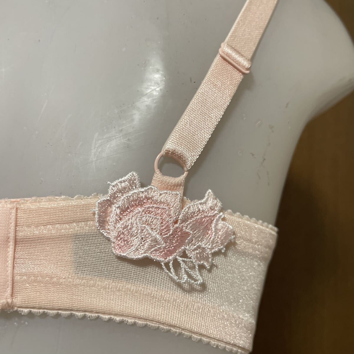 Yahoo!オークション - 新品ワコール・サルート 超〜ラブリーなブラ E...