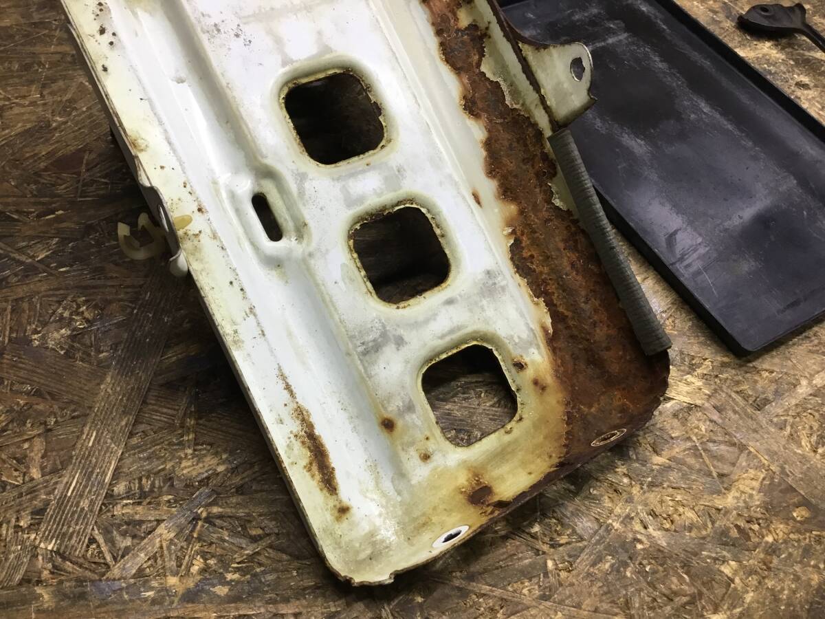 Yahoo!オークション - Y30 セドリック バッテリー台座 当時物 セダン ...