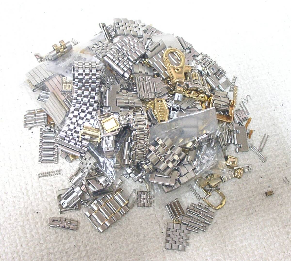 Yahoo!オークション - 金属時計バンドの部品 コマ ピンなど580g 617