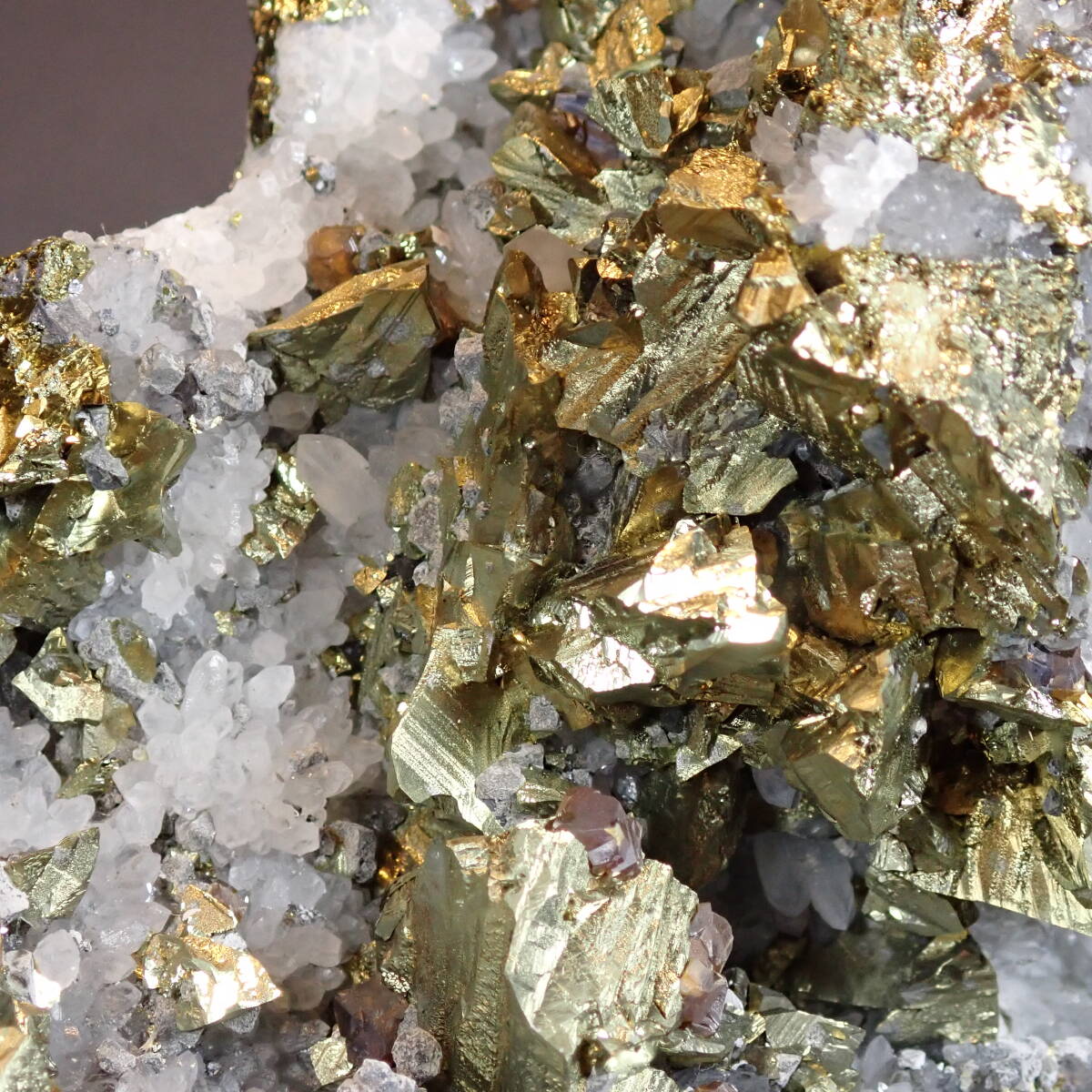 日本産鉱物 黄銅鉱の結晶 秋田県鹿角市尾去沢鉱山産 重さ約 約2，5kg(原石)｜売買されたオークション情報、yahooの商品情報をアーカイブ公開 - オークファン（aucfan.com）