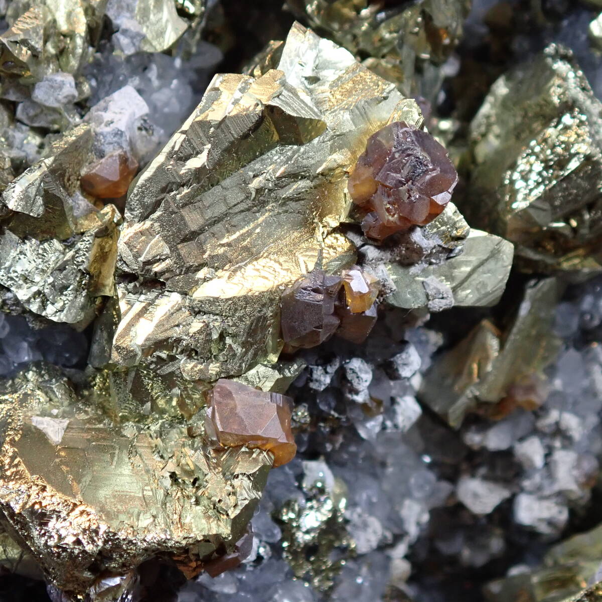 日本産鉱物 黄銅鉱の結晶 秋田県鹿角市尾去沢鉱山産 重さ約 約2，5kg(原石)｜売買されたオークション情報、yahooの商品情報をアーカイブ公開 - オークファン（aucfan.com）