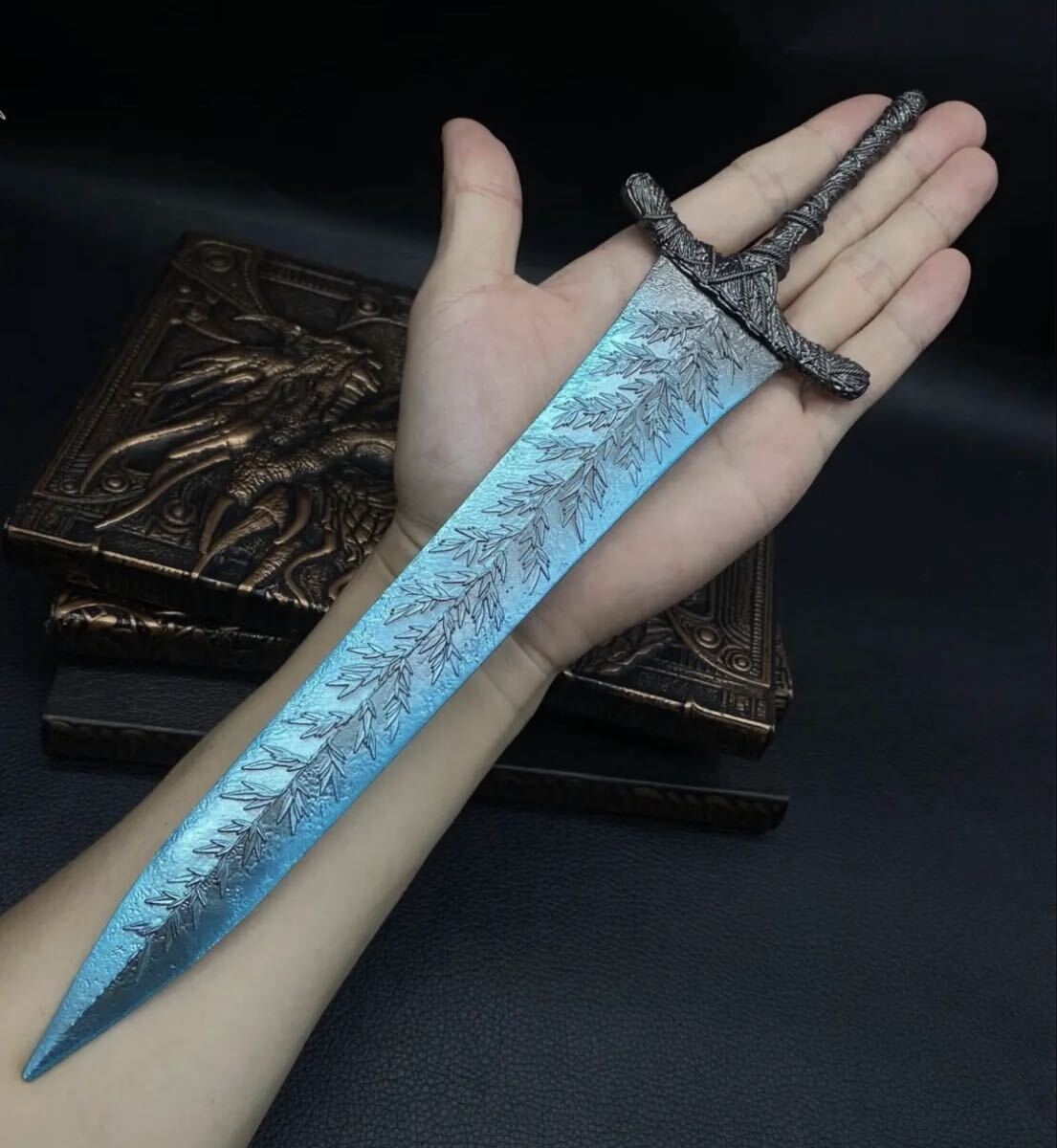 Yahoo!オークション - ミニ武器 金属製 約30cm 暗月の大剣