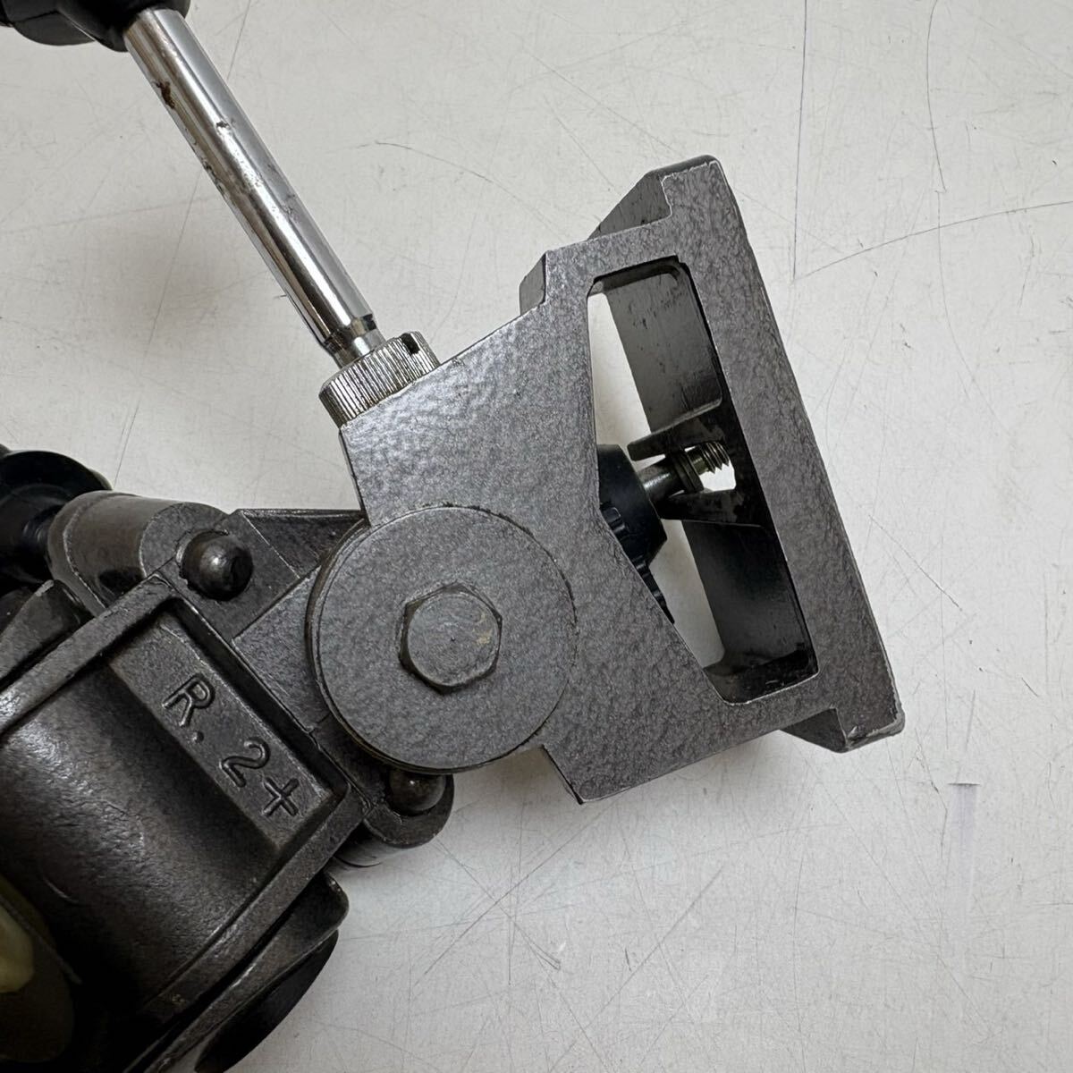 Yahoo!オークション - D118 GITZO R2 ＋ 雲台 ジッツオ パラソル万力 ...