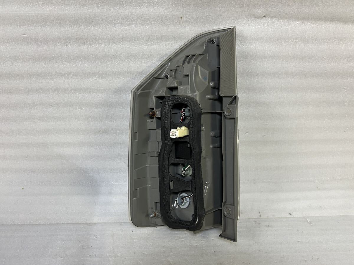 Yahoo!オークション - 11862 良品 ヴォクシー ZRR70 右テールライト テ...