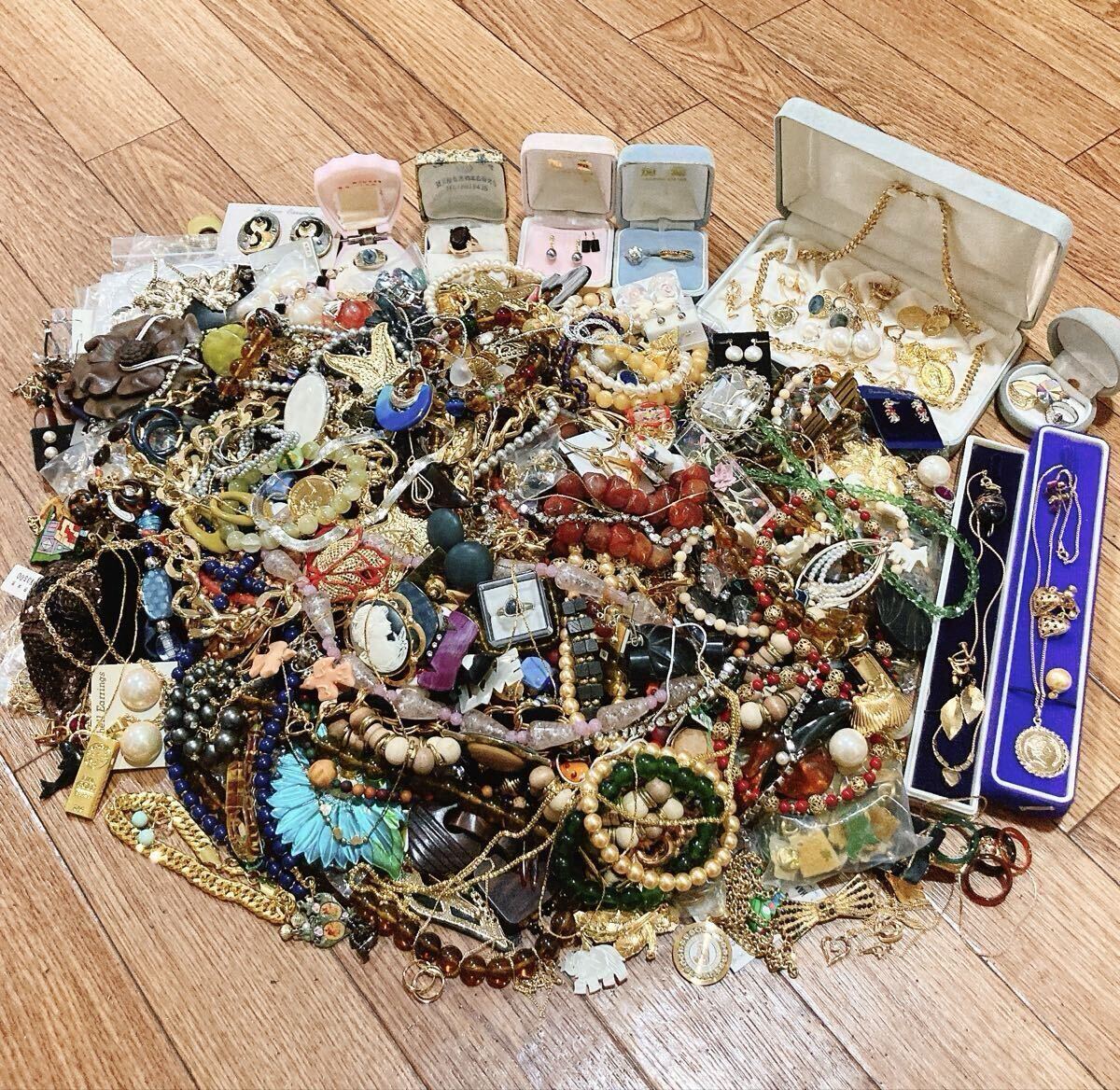 Yahoo!オークション - 大量5kgまとめ天然石パール刻印有複数ネックレ...