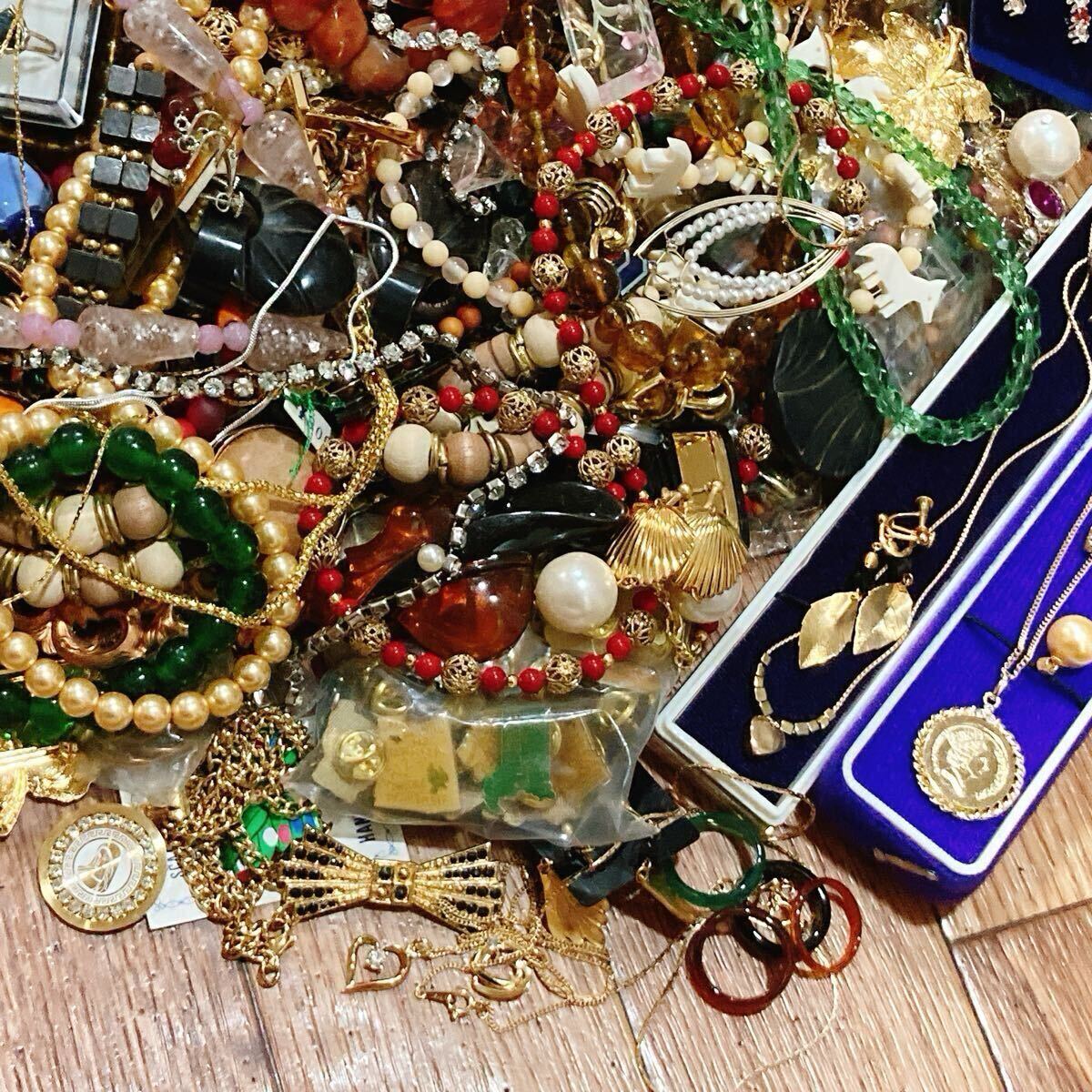 Yahoo!オークション - 大量5kgまとめ天然石パール刻印有複数ネックレ...