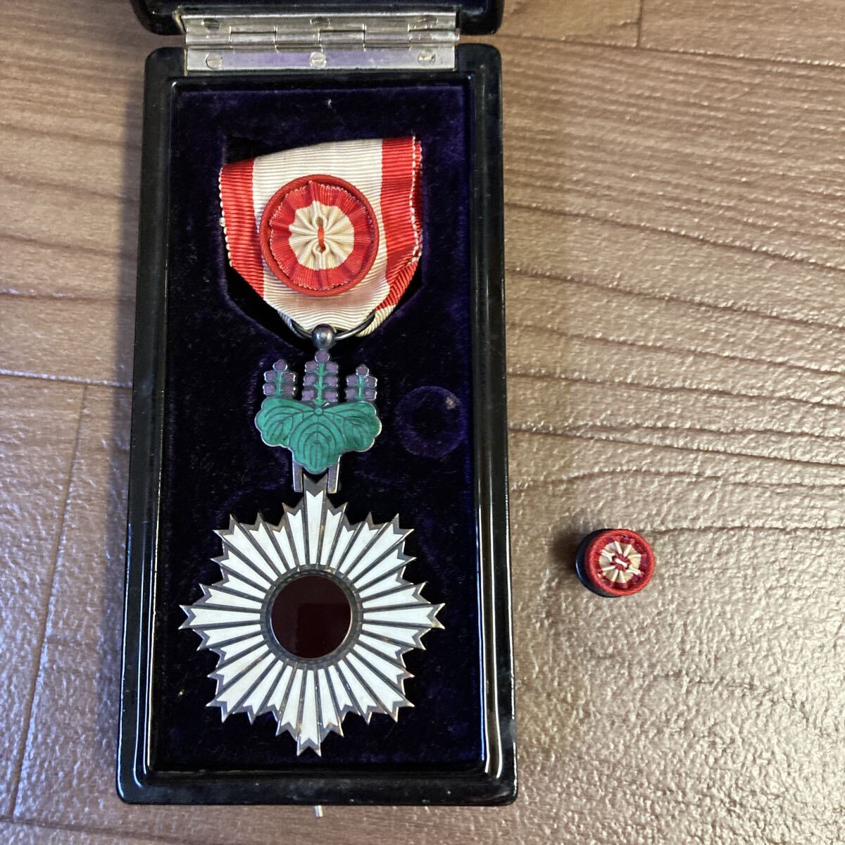 Yahoo!オークション - 勲章 記章 勲四等旭日小綬章