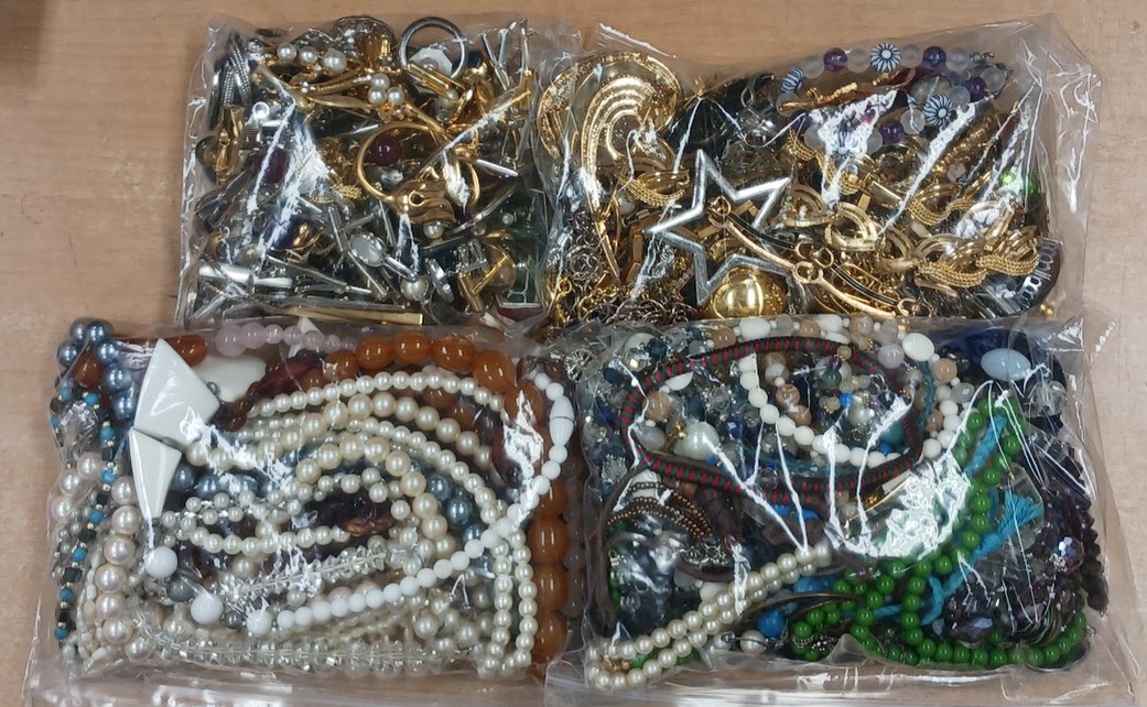 Yahoo!オークション - フェイクメッキアクセサリー 大量2.5Kg以上 ネッ...