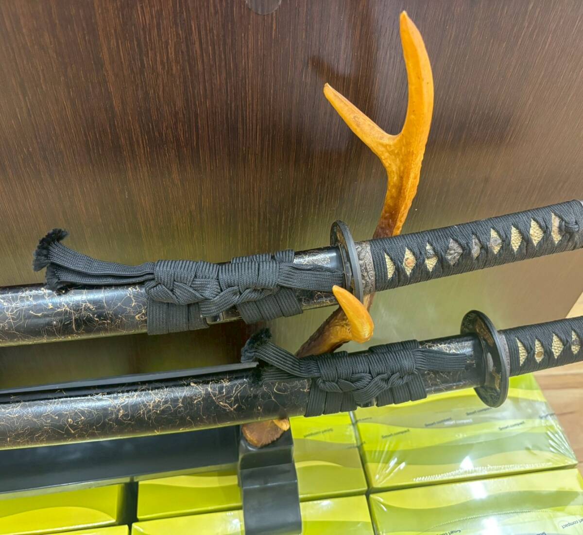 Yahoo!オークション - #13541 模造刀2本 刀掛け付きセット 武具 模擬刀...