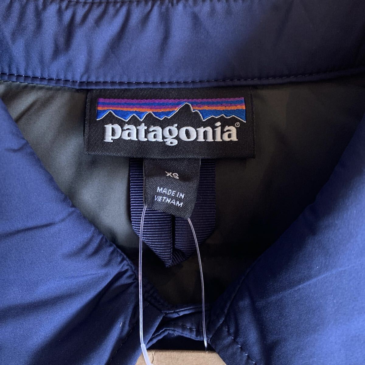 【樂淘letao】日本代購代標第一品牌－新品 patagonia パタゴニア ダウンジャケット メンズ XSサイズ スナップボタン 700フィル アウトドア ネイビー タグ付き未使用品 J4323