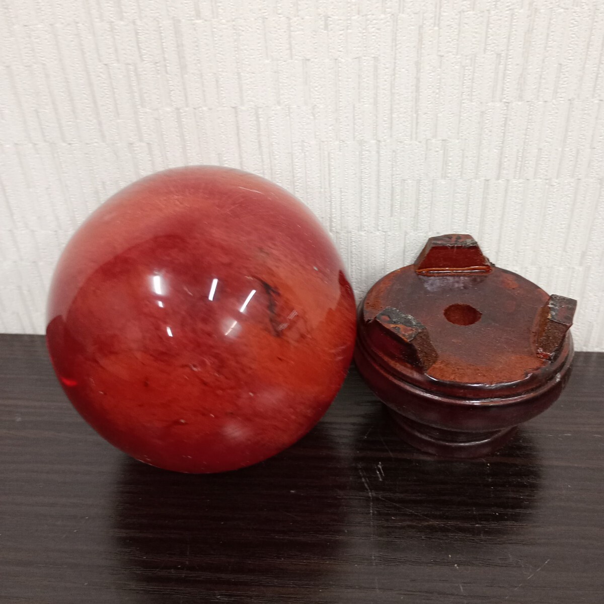 Yahoo!オークション - FS-011 水晶玉 赤 置物 パワーストーン 木製台座...