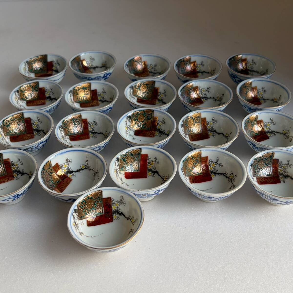 Yahoo!オークション - 時代 九谷焼 青粒手桜図 盃21客 九谷 042 お猪口...