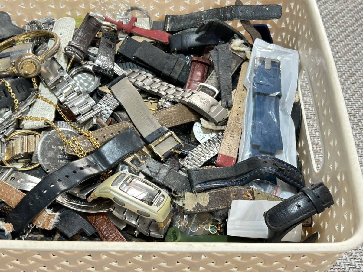 Yahoo!オークション - ジャンク 腕時計パーツ 約5.2kg ベルト ケース ...