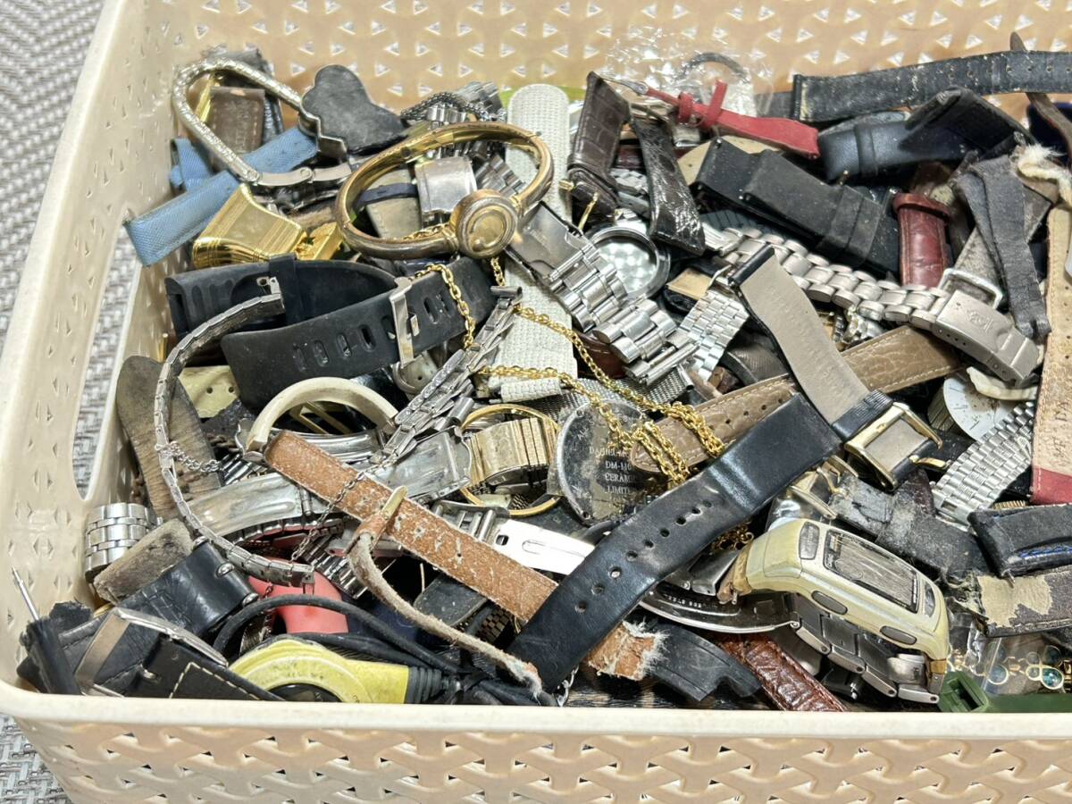 Yahoo!オークション - ジャンク 腕時計パーツ 約5.2kg ベルト ケース ...