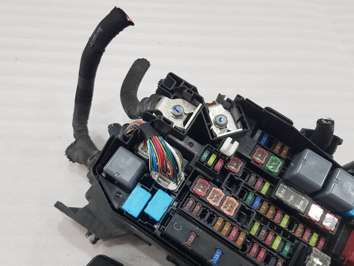 Yahoo!オークション - トヨタ ミライ MIRAI JPD10 純正 ヒューズボック...