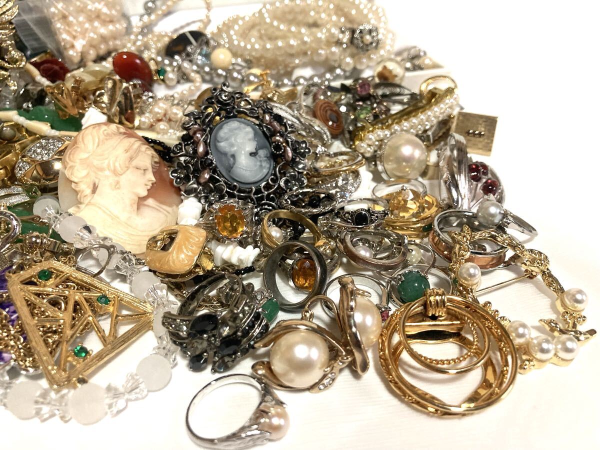 Yahoo!オークション - 3.7kgネックレス 指輪 ブローチ イヤリングなど ...