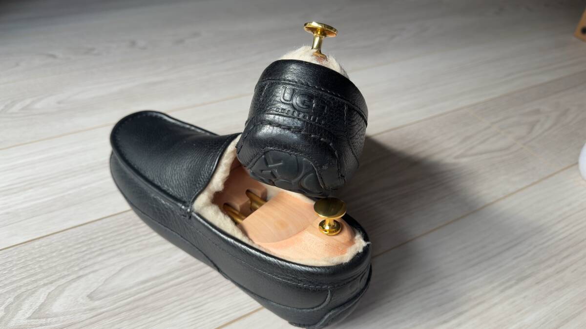 Yahoo!オークション - UGG アグ ブラックレザー ローファー メンズ サ...