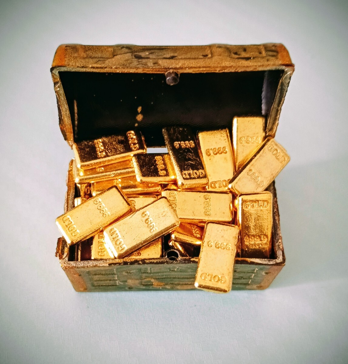 Yahoo!オークション - 宝箱入りミニインゴット 財宝 金塊 ミニゴールド...