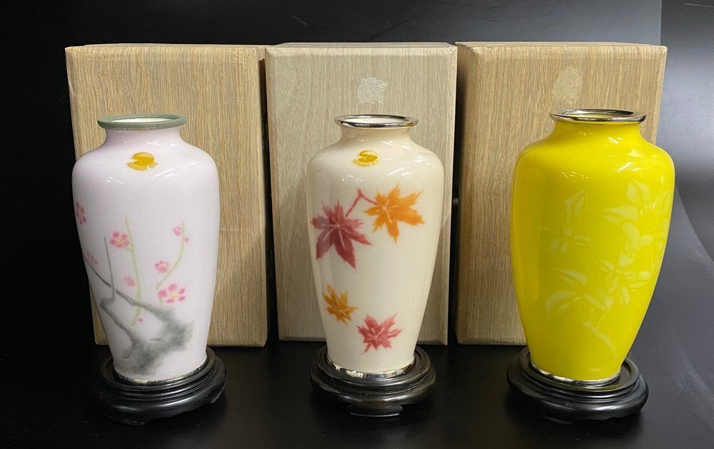 【樂淘letao】日本代購代標第一品牌－【8PX011】1円スタート SATO 佐藤七宝 銀縁 紅葉梅花文 花瓶 ミ二 3点まとめ 花器 花入 飾壺 台座 木箱 骨董 古美術品 伝統工芸品 現状品