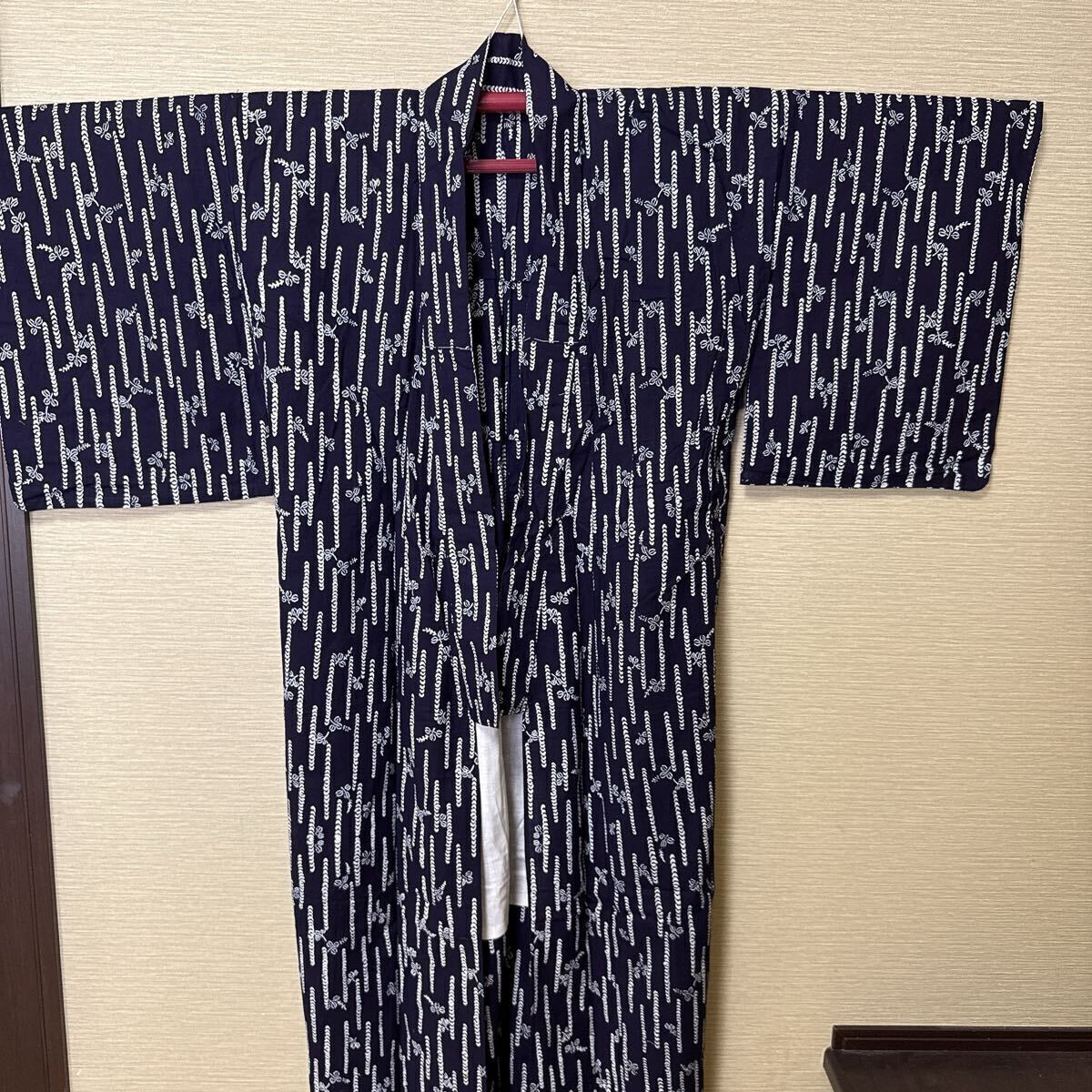 Yahoo!オークション - 【き676】藍色地に白の縦模様と蝶柄 綿浴衣 身丈...