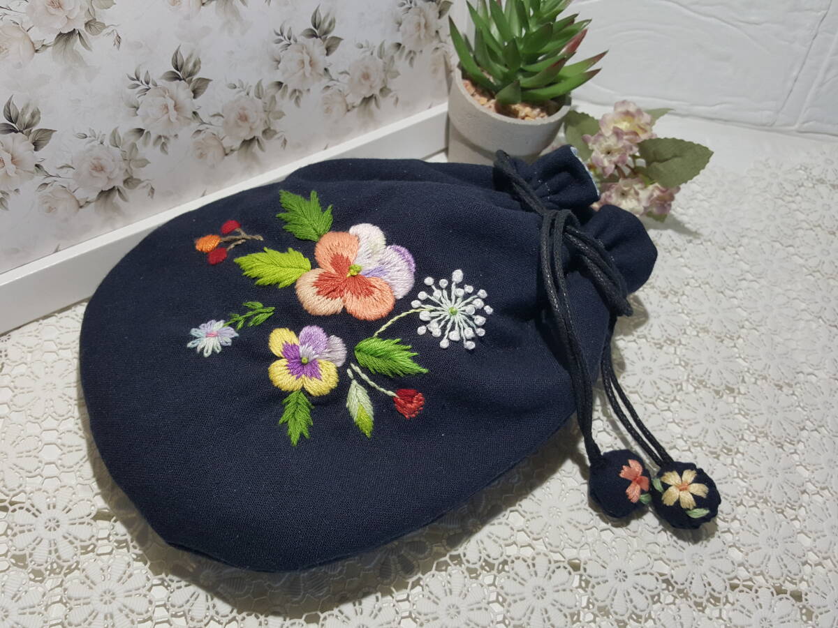 Yahoo!オークション - ハンドメイド コットン生地 手刺繍の巾着 ポーチ