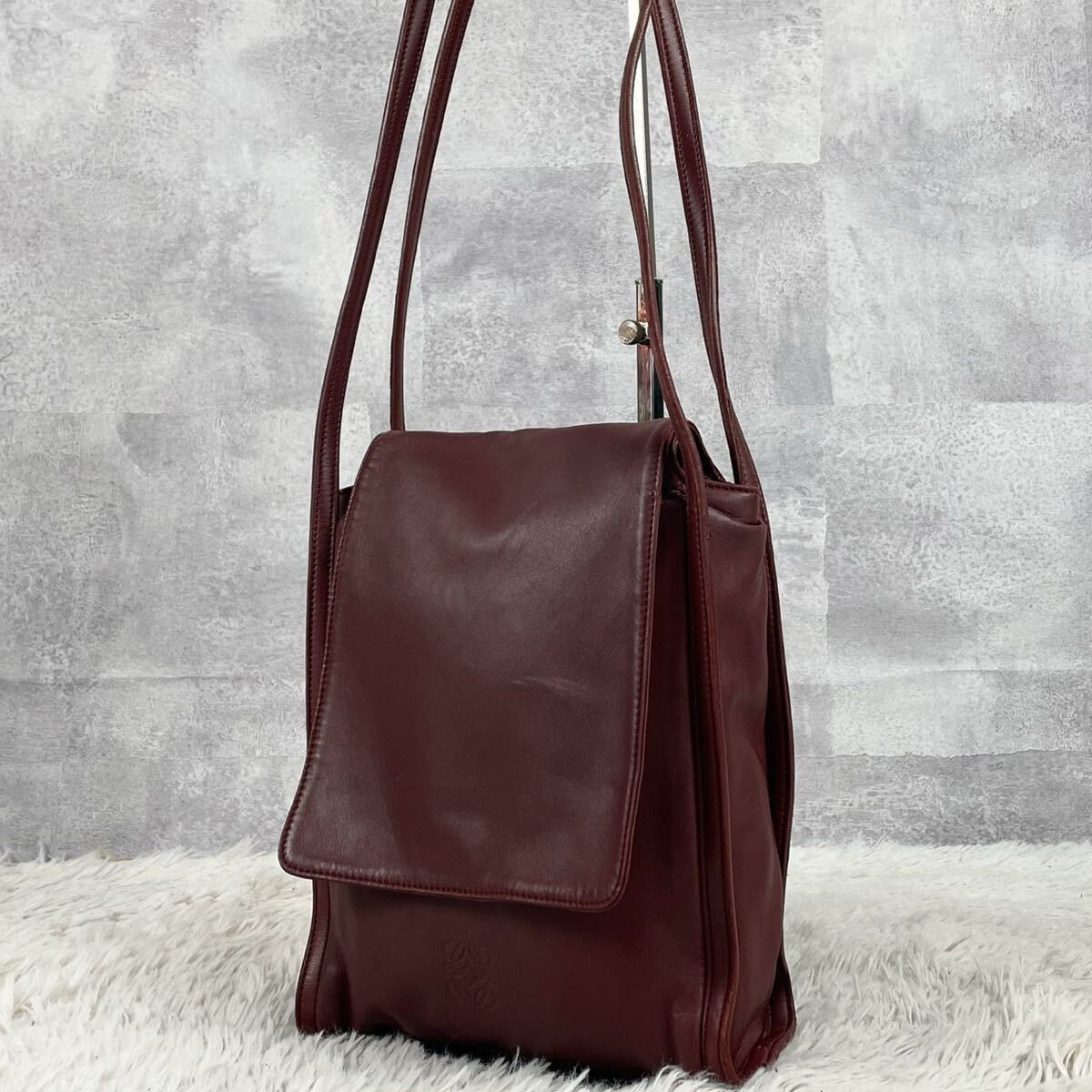 【樂淘letao】日本代購代標第一品牌－超希少品 LOEWE ロエベ ショルダーバッグ サコッシュ ナッパ オールレザー ロゴ型押し ファスナー ステッチ アナグラム 裏地総柄 フラップ