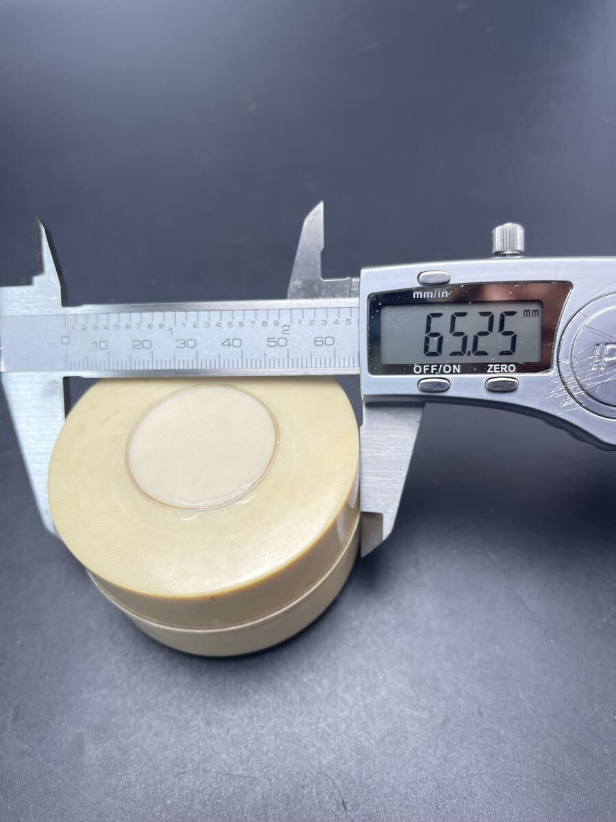 Yahoo!オークション - A9k2 鯨歯風香合 小物入れ 67g 細密彫刻 天然素...