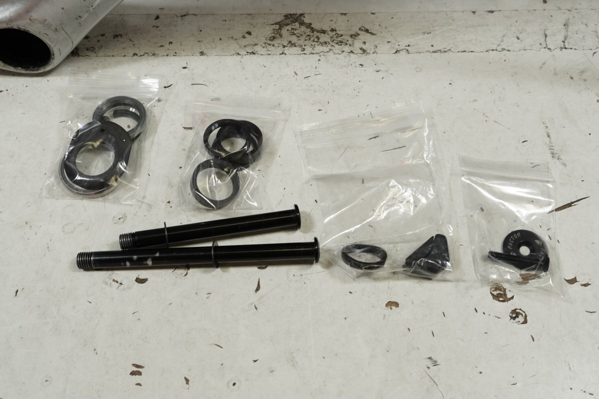 Yahoo!オークション - FACTOR ファクター O2 カーボンフレーム サイズ...