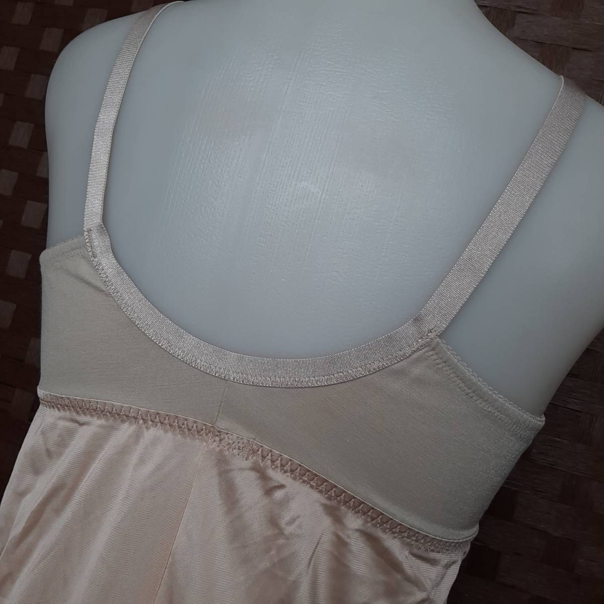 Yahoo!オークション - 匿名配送 セシール 光沢つるてか 艶つるん ブラ ...