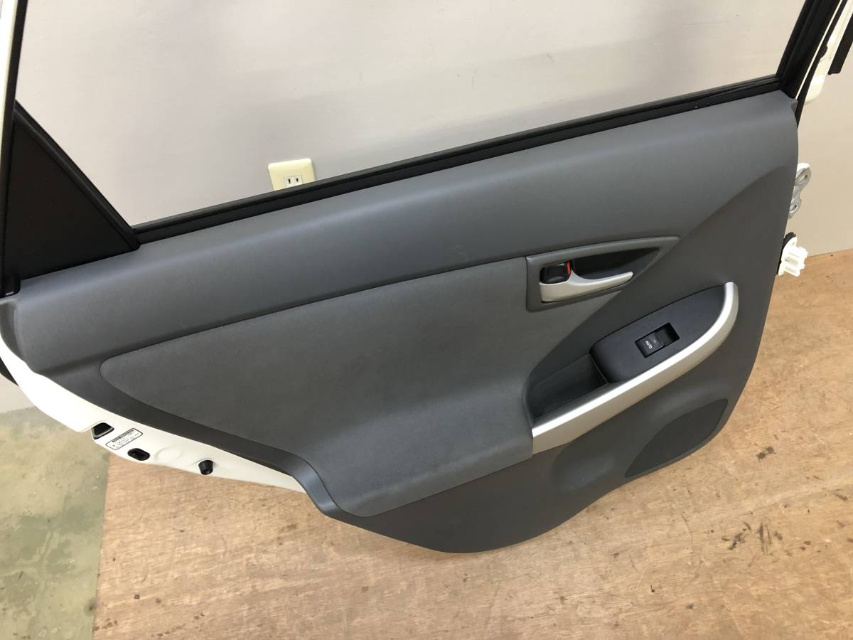 Yahoo!オークション - 大型商品 管B042 プリウス 30 ZVW30 純正 リア ...