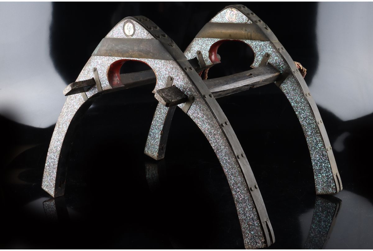 Yahoo!オークション - [URA]刀剣美術/木彫家紋入螺鈿細工鞍/H44.5cm/9-...