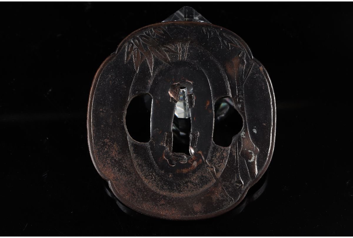 Yahoo!オークション - [URA]刀剣美術/鉄地笹紋鍔/137g/7-6-147(検)骨董...