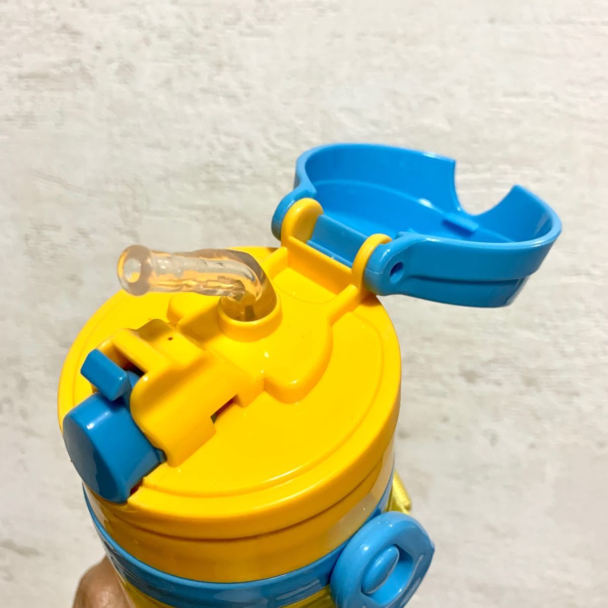 新品未使用ミニオンズストロータイプストラップ肩紐付き水筒 新品未使用ミニオンズストロータイプストラップ肩紐付き水筒