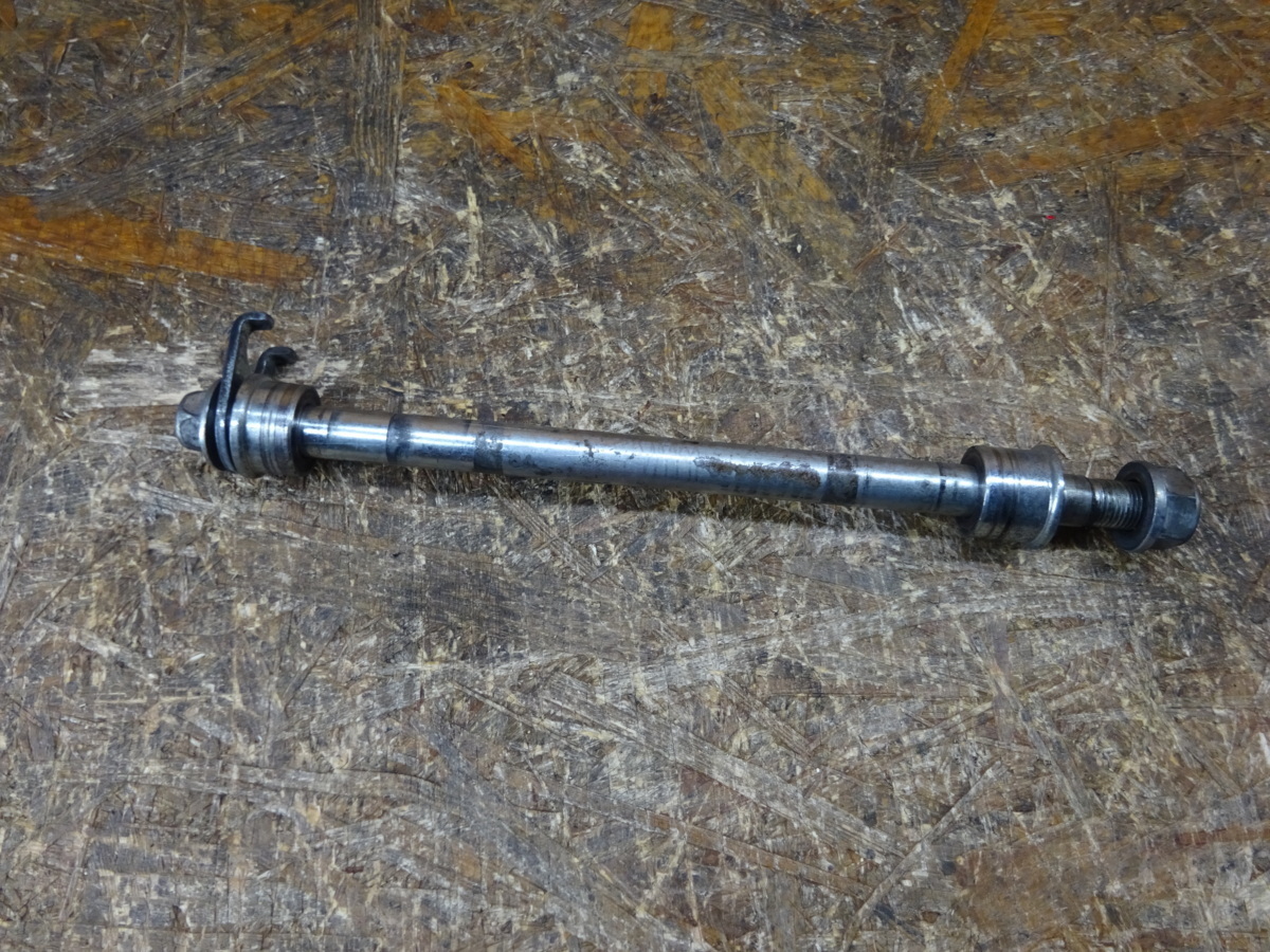 Yahoo!オークション - [H95] CBR250R MC41-1002 純正 リアアクスルシャ...