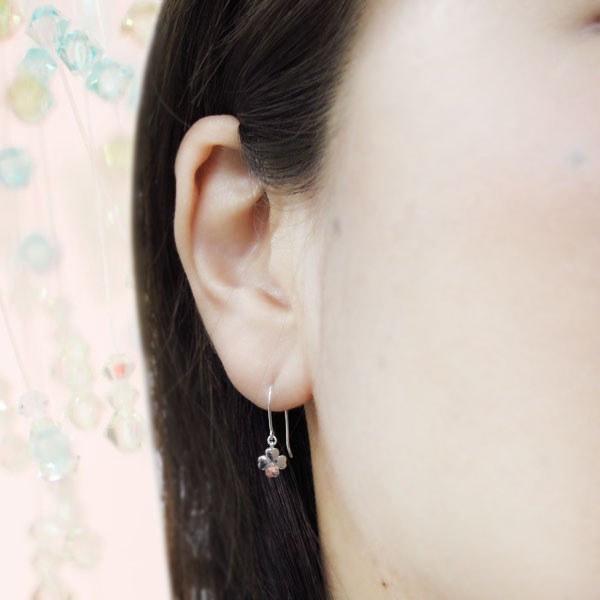 プラチナ クローバー ピアス よつば ガーネット フックピアス 四 プラチナ クローバー ピアス よつば ガーネット フックピアス 四