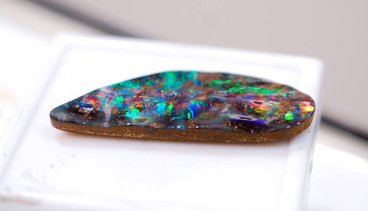 Yahoo!オークション - ￥100～凄く綺麗 40.4ctネオン系の赤 緑 遊色だ...