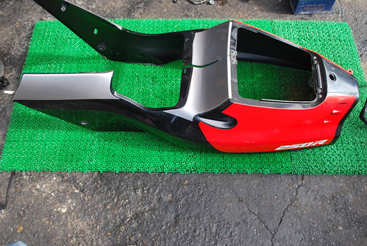 Yahoo!オークション - NSR250 MC18 テールカウル R409