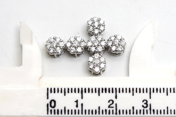 Yahoo!オークション - K18WG 十字架モチーフペンダントトップ ダイヤモ...